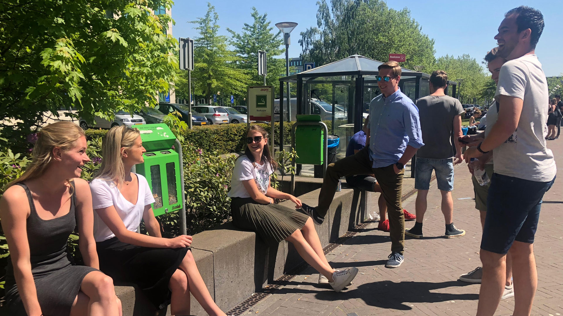 Warm weer en colleges: zo genieten de studenten toch van de zon - Punt.