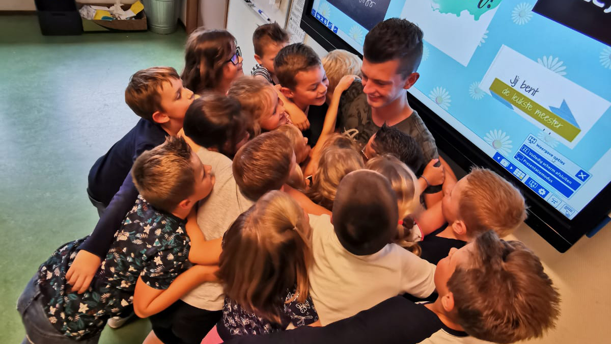 Meester Nick is onverwachts op zijn plek in de onderbouw - Punt.