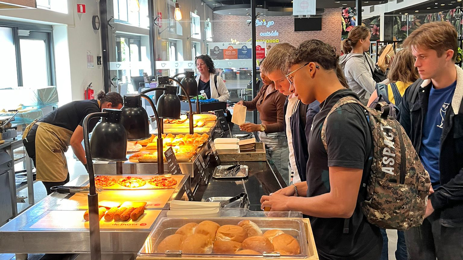 Cateraar Eurest verhoogt kantineprijzen - Punt.