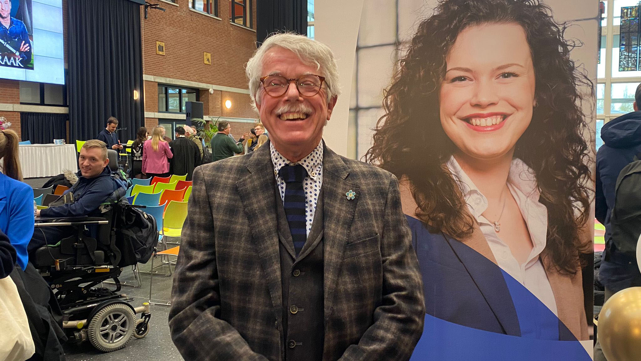 Mr. Frank Visser doet uitspraak in het Atrium van de Onderwijsboulevard ...